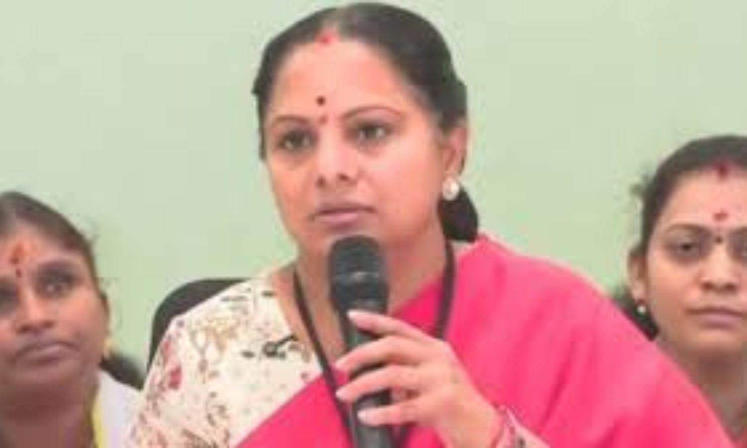 Will not tolerate interference of Andhra leaders in Telangana: Kavitha