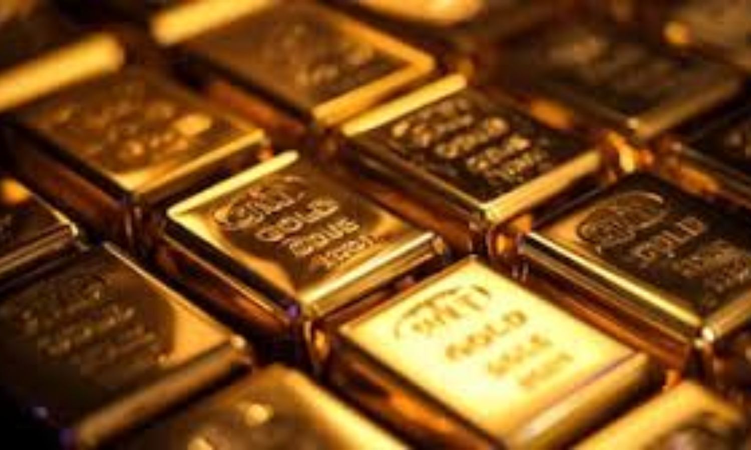 Gold futures edge up on oil price support