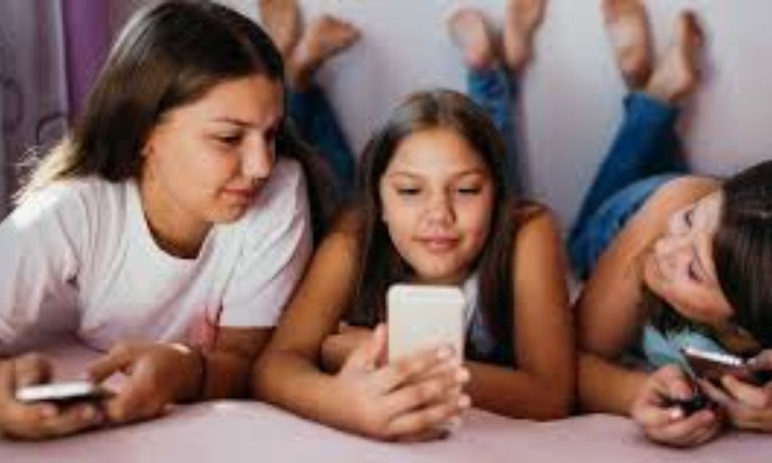 Early teens most at risk from excessive social media use