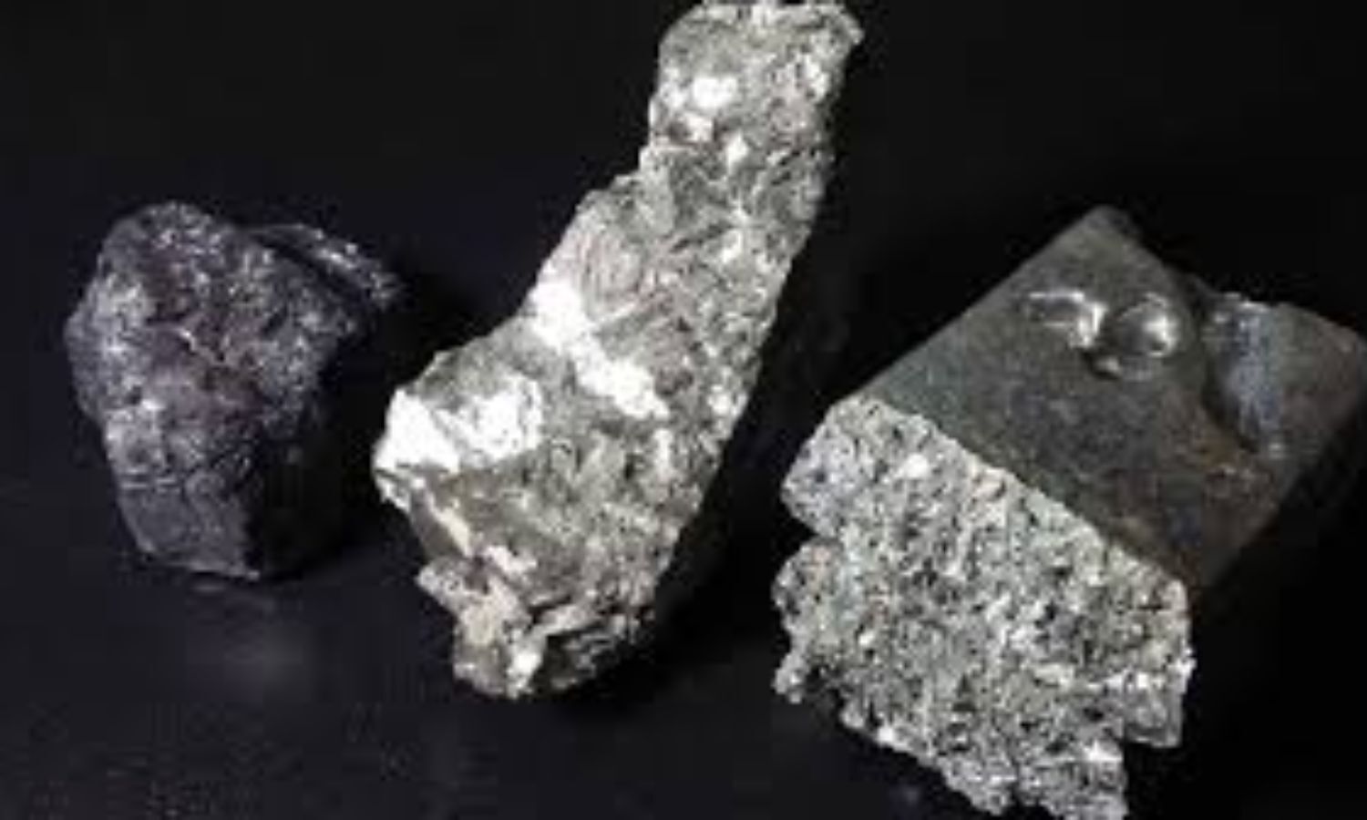 Zinc futures rise on higher turnover